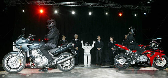 ASIMO at the Stade de France | Honda Global Corporate Website